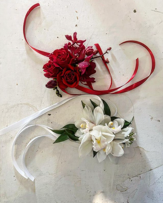 The Corsage – Le Salon Aux Fleurs